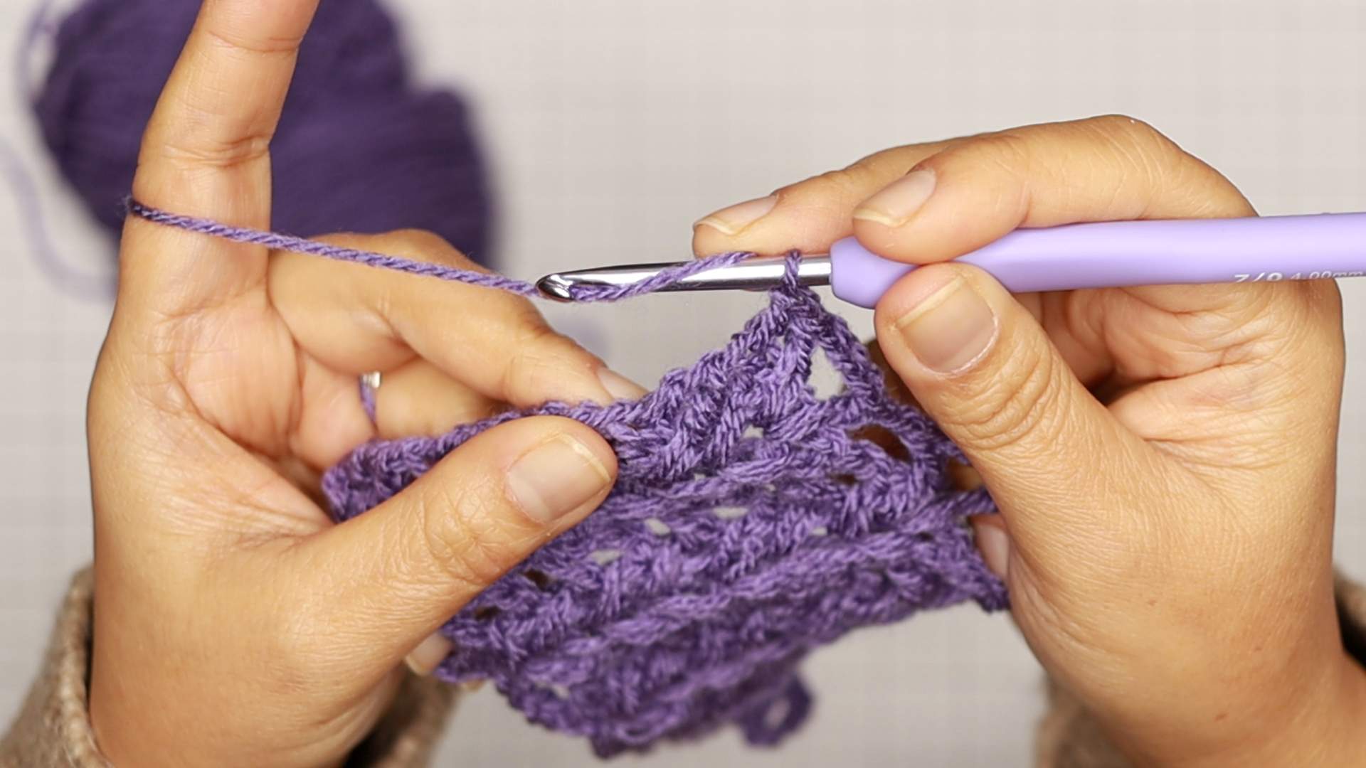 Knife grip vs pen grip in crochet: which way should you hold your hook?