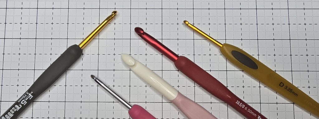Crochet hook materials and handles: comfort, control, and when to use each